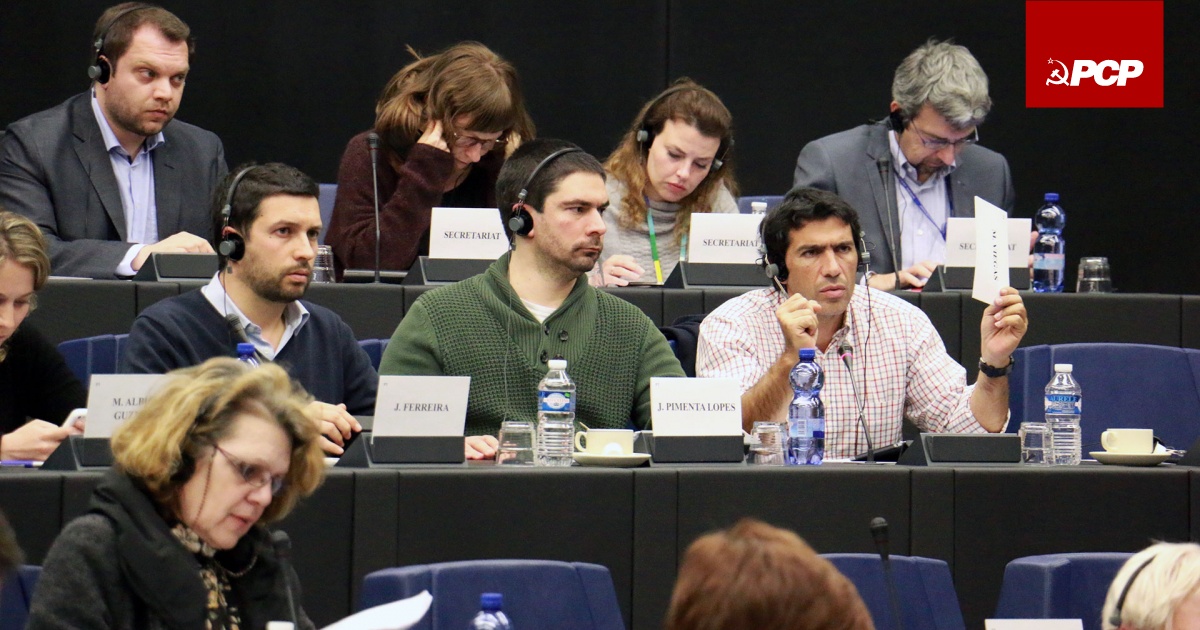 Deputados do PCP contra a diminuição da democracia, do pluralismo e da ... Deputados do PCP contra a diminuição da democracia, do pluralismo e da ...